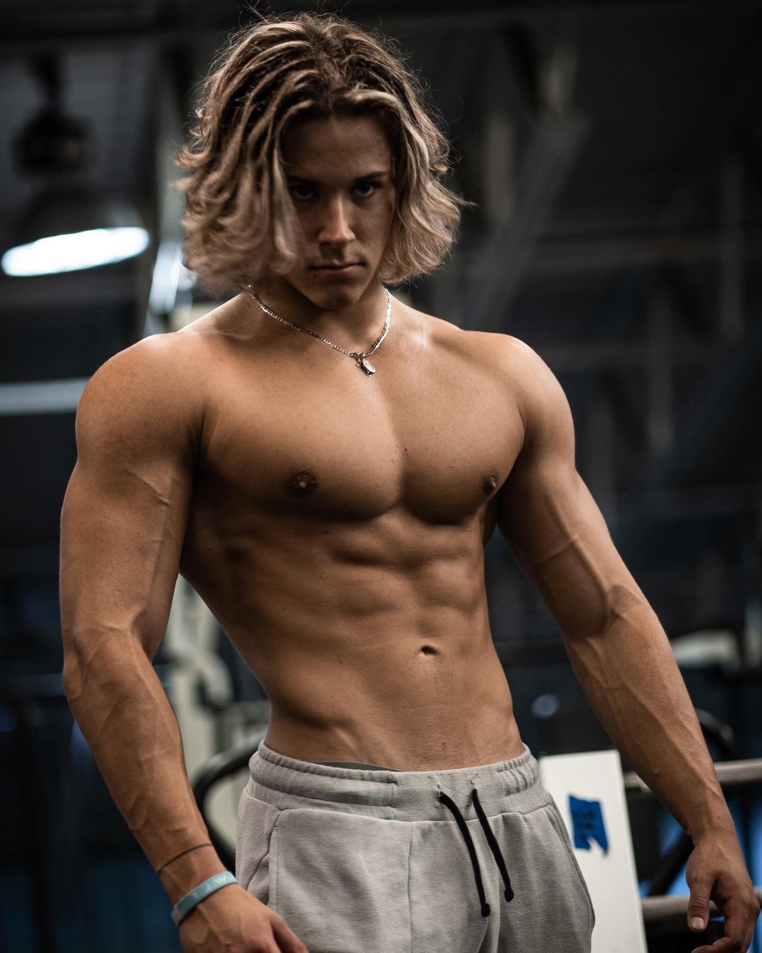 Gay?Bi men into female muscle/female bodybuilders