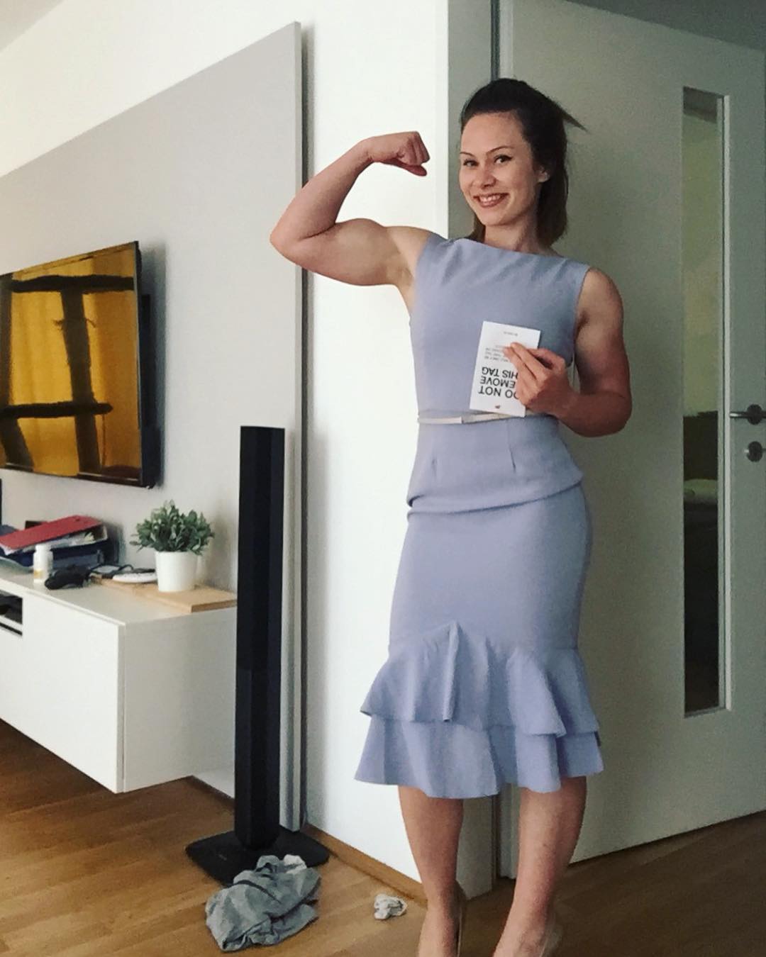 Sara (strong_est)