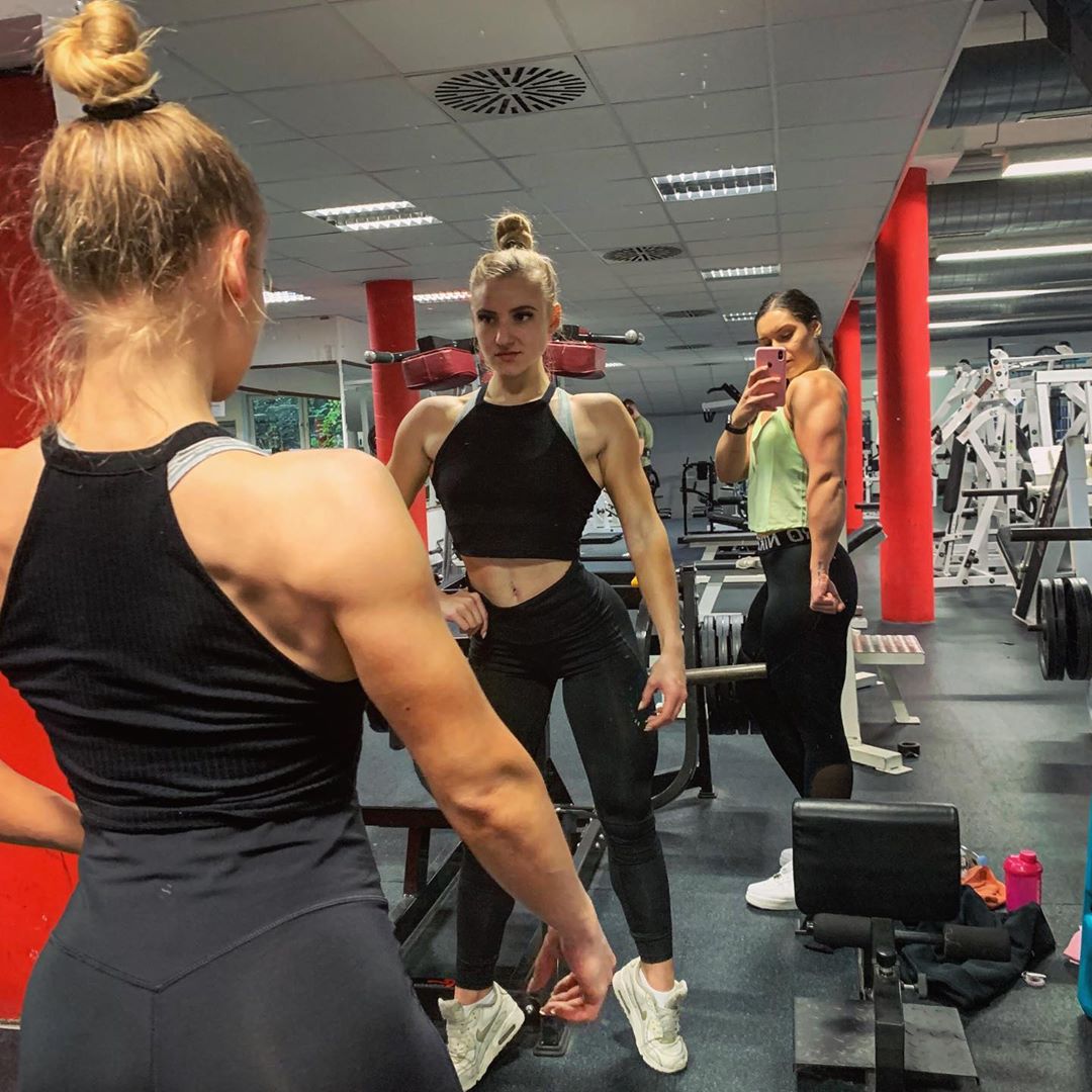 Dina Bakic (theserbianbrunette), Chiara (chiarakrnk)