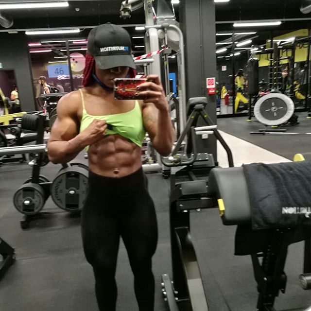 Rosa Cassanga (rosa_nsimba_ifbbpro/rosahfit)