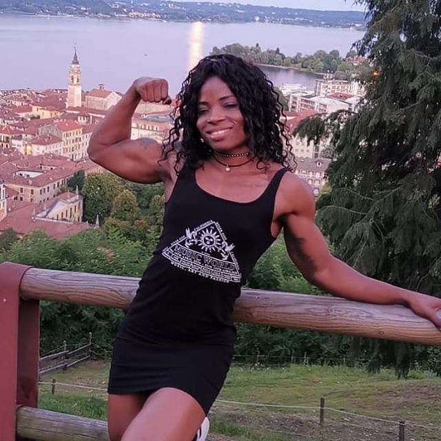 Rosa Cassanga (rosa_nsimba_ifbbpro/rosahfit)