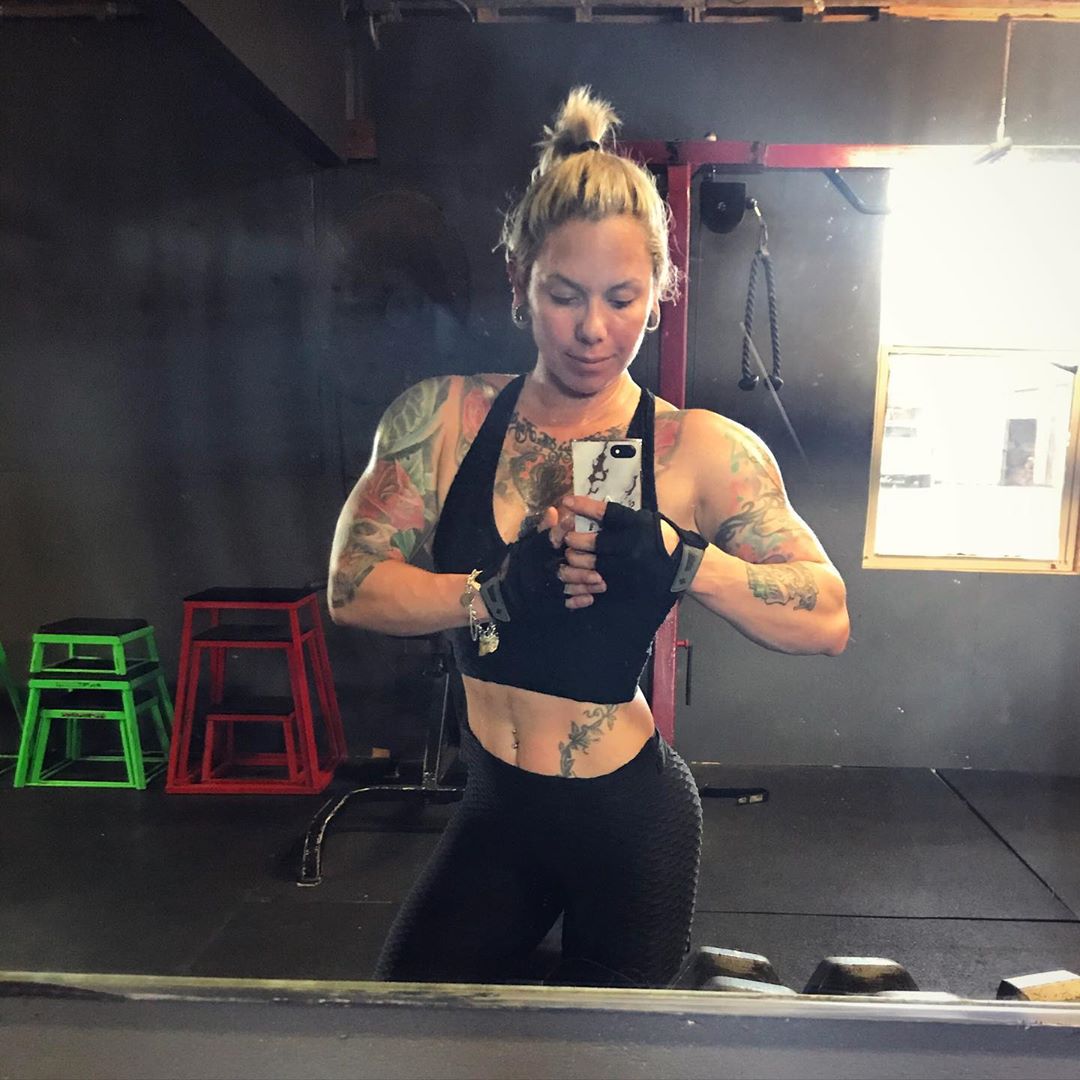 Erin (muscle.mommy.errn)