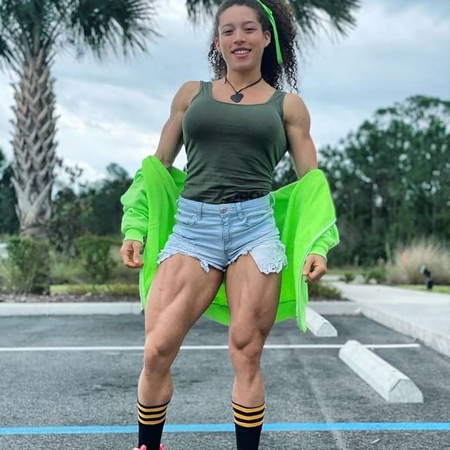 Carolyne Marquez (carolynefit_)