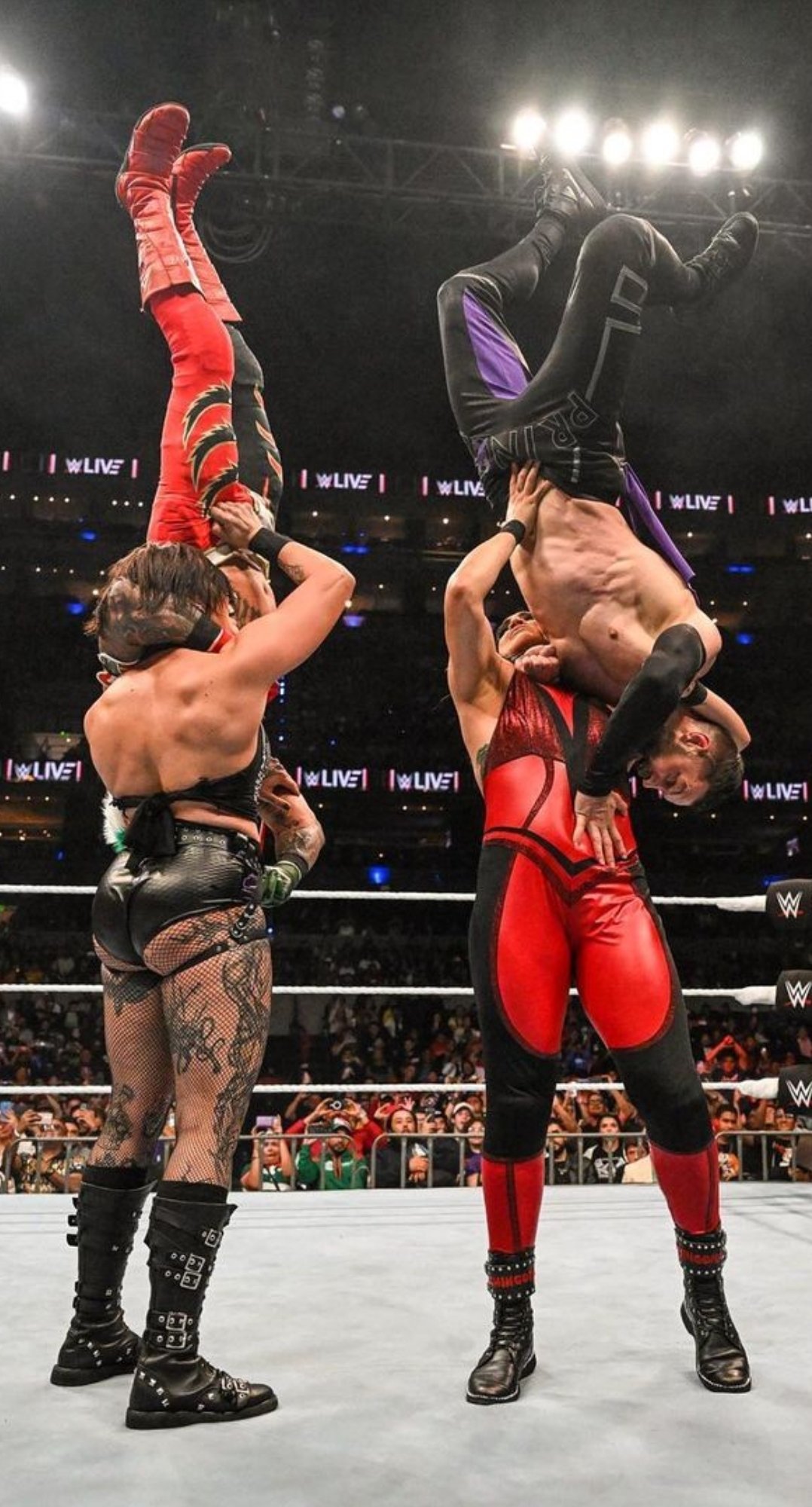 Demi Bennett (Rhea Ripley), Victoria Gonzalez (Raquel Rodriguez)