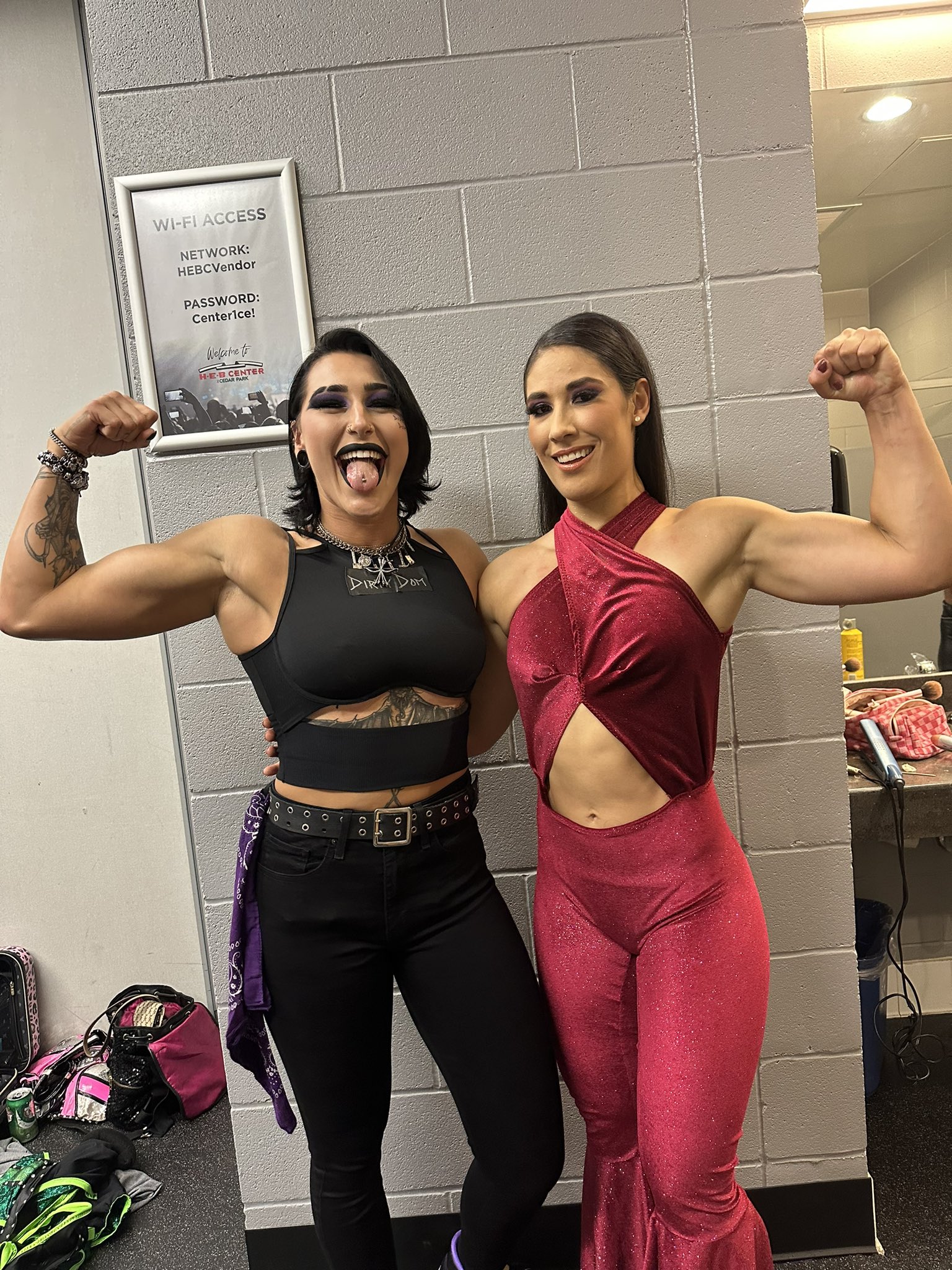 Demi Bennett (Rhea Ripley), Jennifer Michell Cantú Iglesias (Yulisa León)