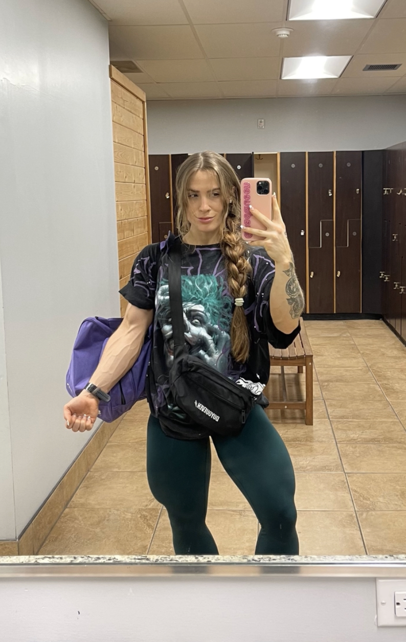 Amber White (ambernickyfit)